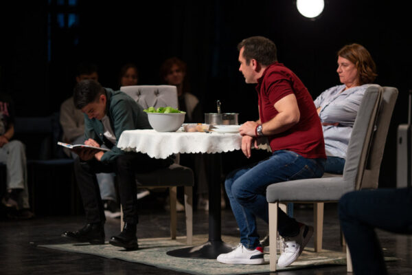 "Det här är fortfarande tabu": Teaterpjäsen Vår Son berör ämnen som ...